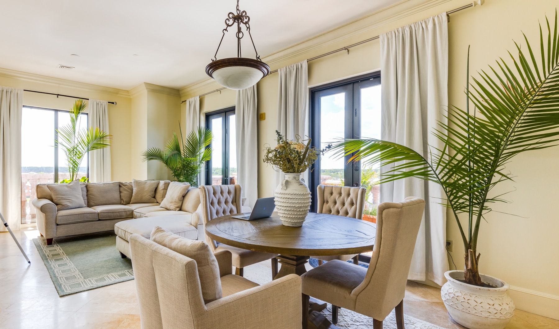 The Veranda Club is a pet-friendly apartment community in Orlando, FL